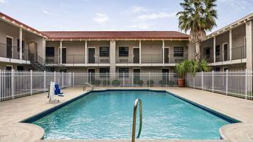 Piscina exterior, da(s) 9:00 à(s) 22:00, guarda-sóis, espreguiçadeiras