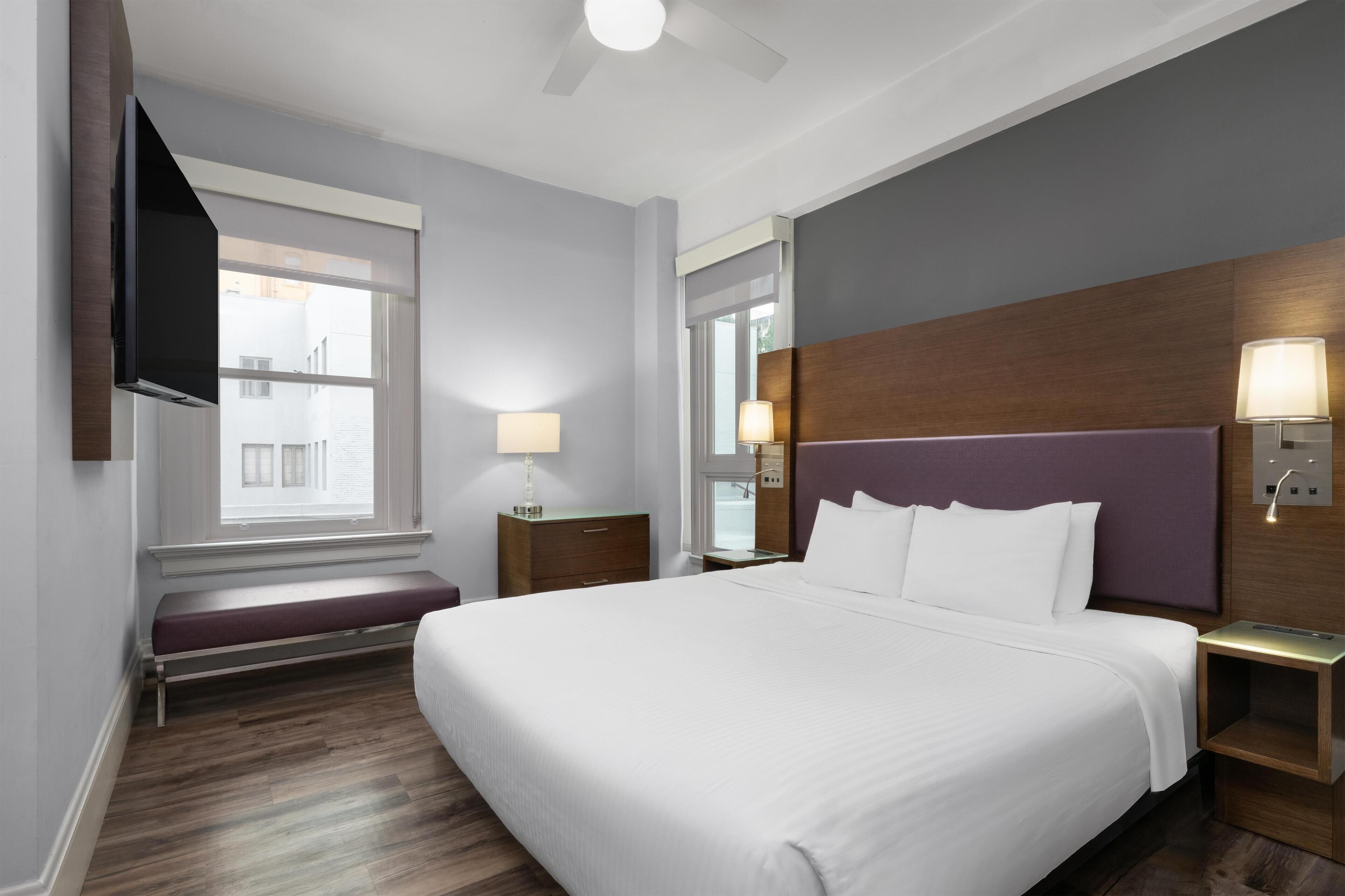 Suíte, 1 cama King, acessível, para não fumantes (with Sofabed) | Camas com colchões pillow-top, escrivaninha