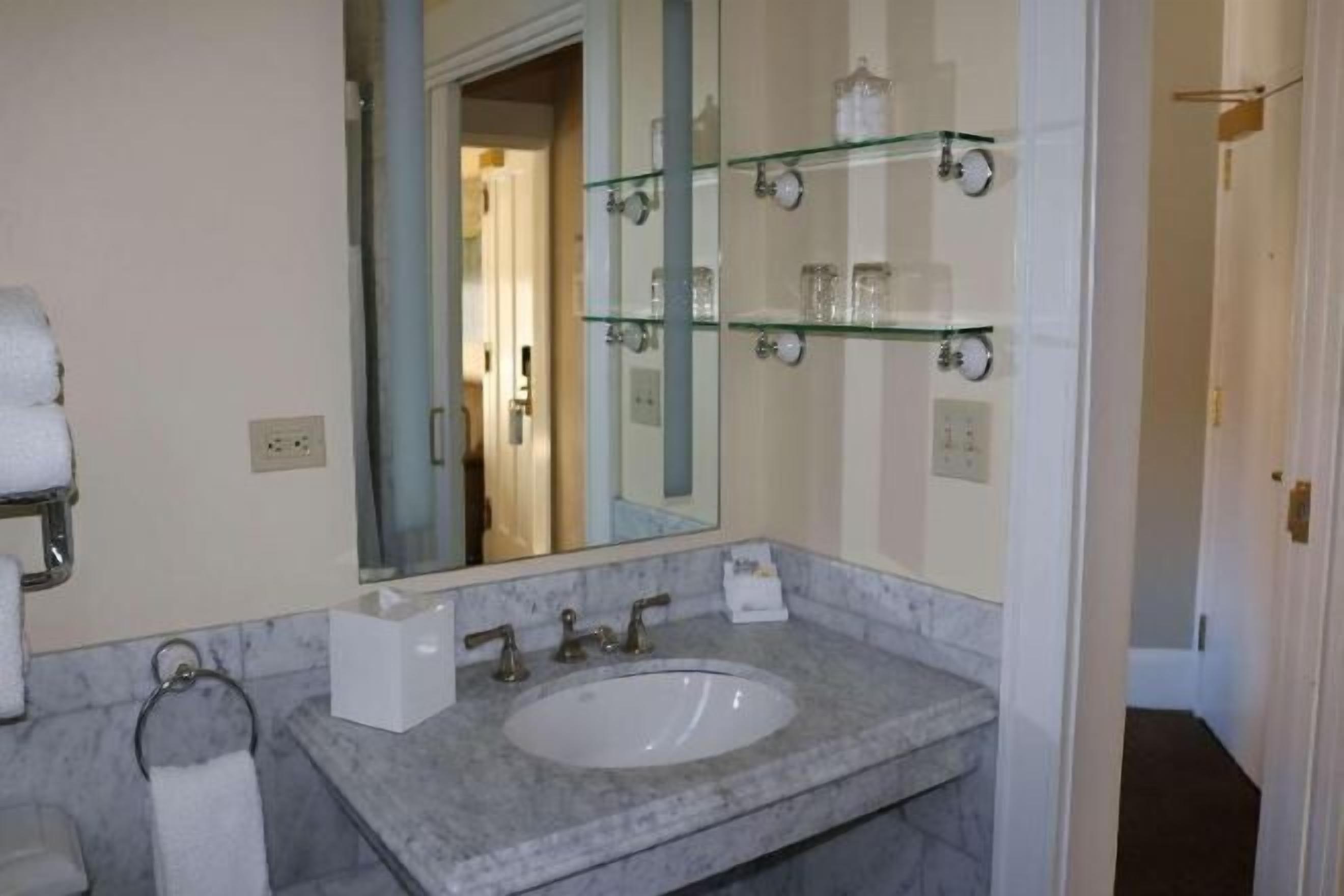 Produtos de higiene exclusivos, um secador de cabelo 