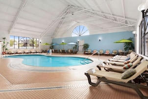 Piscina interna, funciona das 8h às 22h, espreguiçadeiras