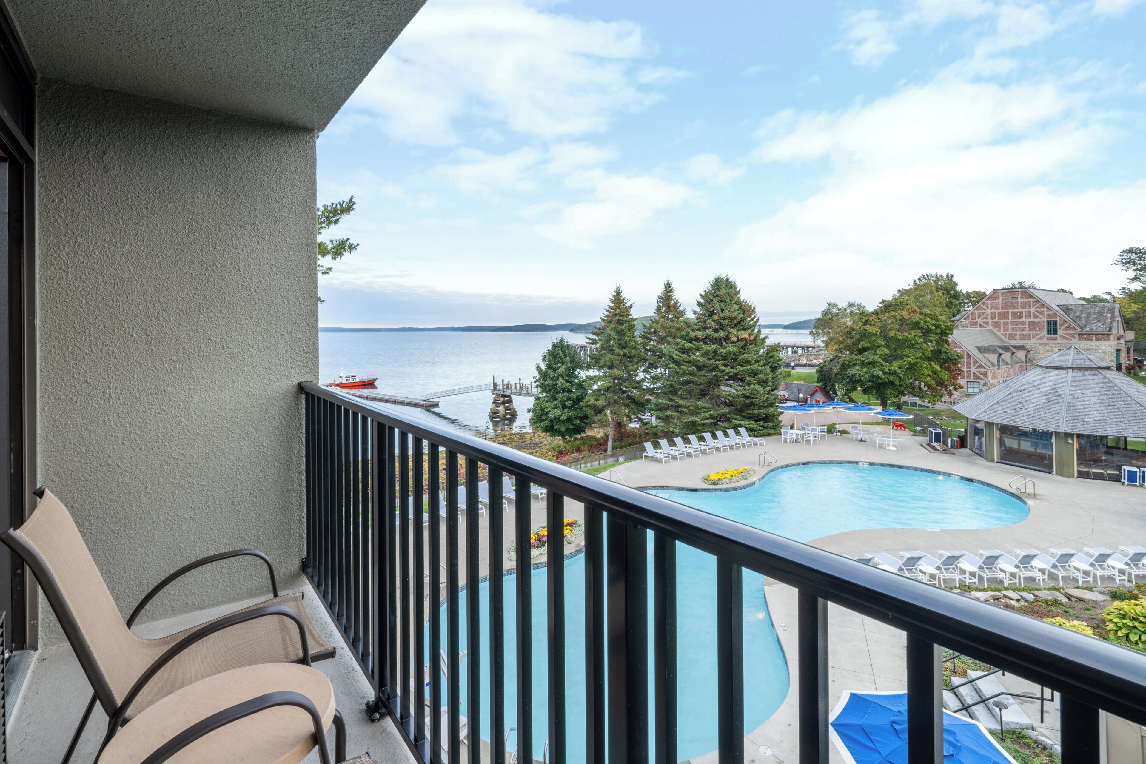 Quarto standard, 2 camas Queen, vista para a piscina | Cofres nos quartos, escrivaninha, ferros/tábuas de passar roupa