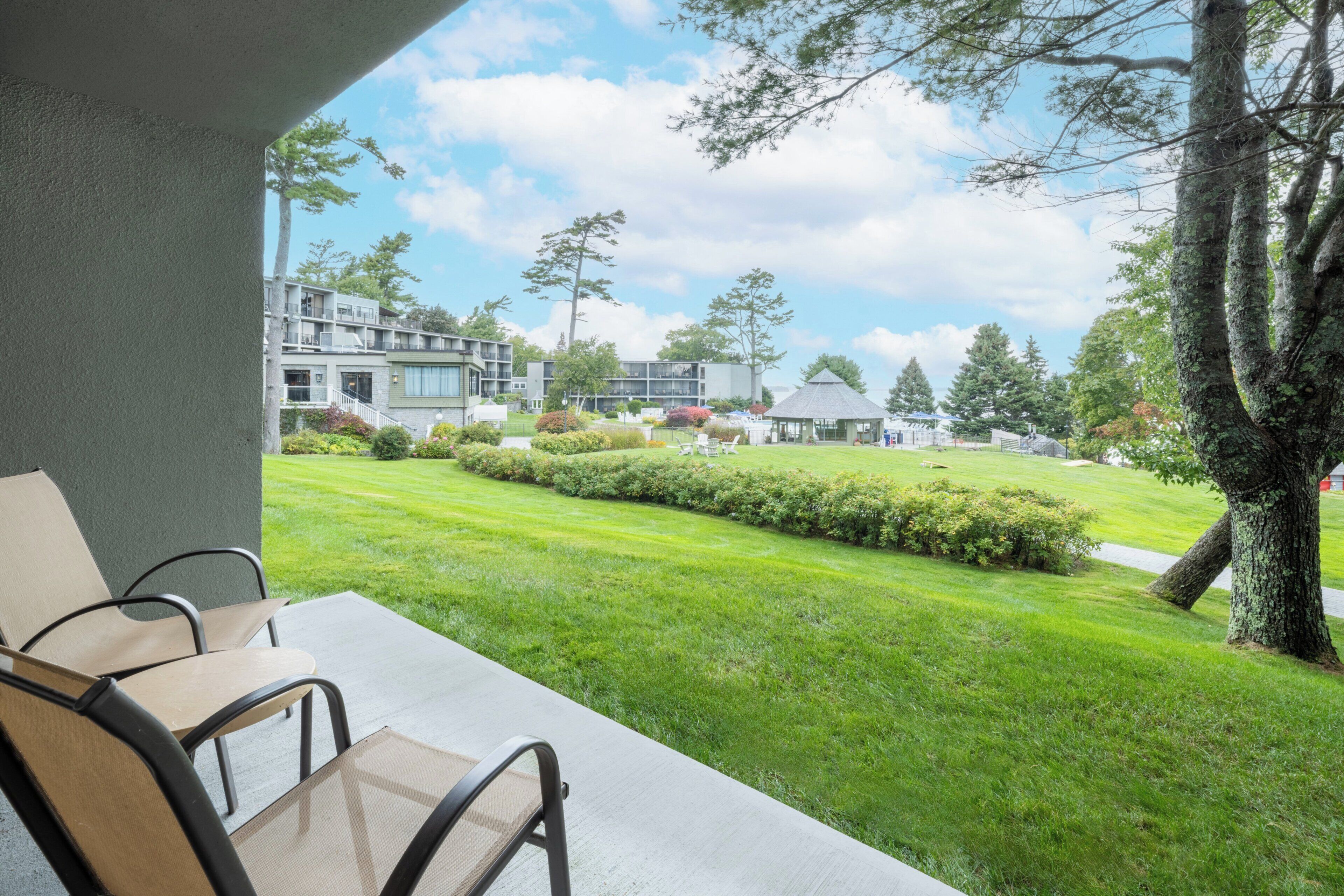 Quarto, 1 cama King, chuveiro com barras de apoio, de frente para o oceano (Mobility) | Cofres nos quartos, escrivaninha, ferros/tábuas de passar roupa