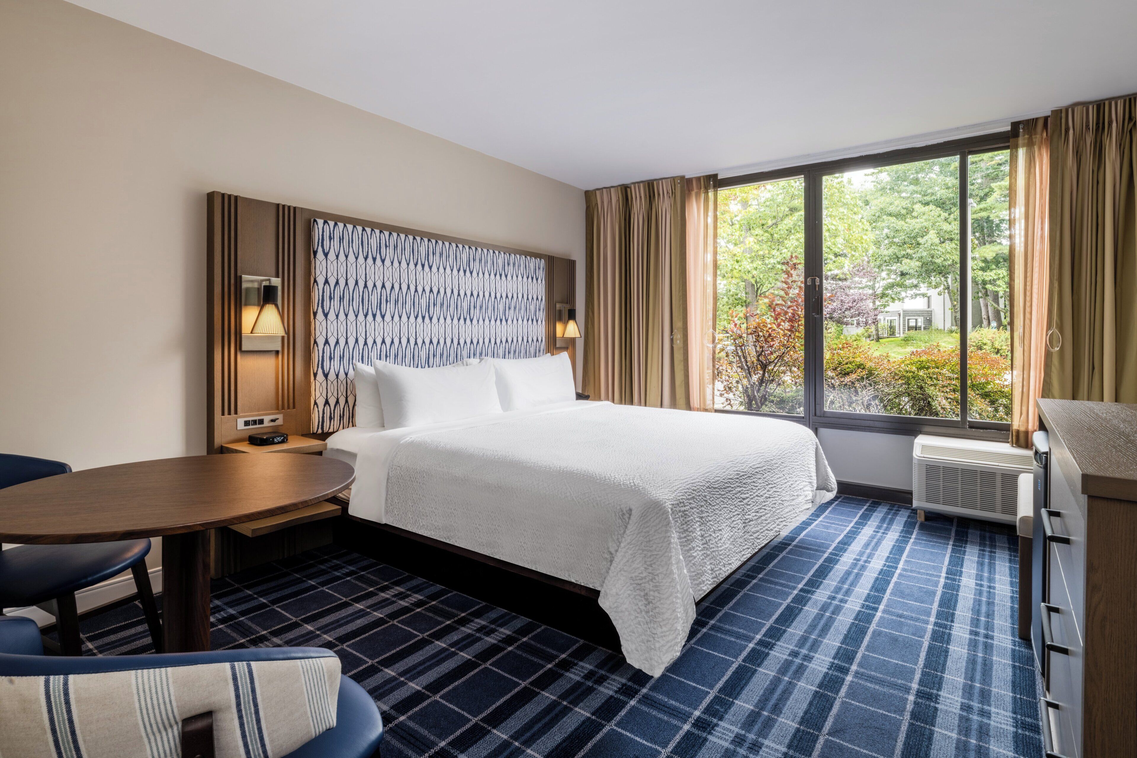 Quarto standard, 1 cama King | Cofres nos quartos, escrivaninha, ferros/tábuas de passar roupa