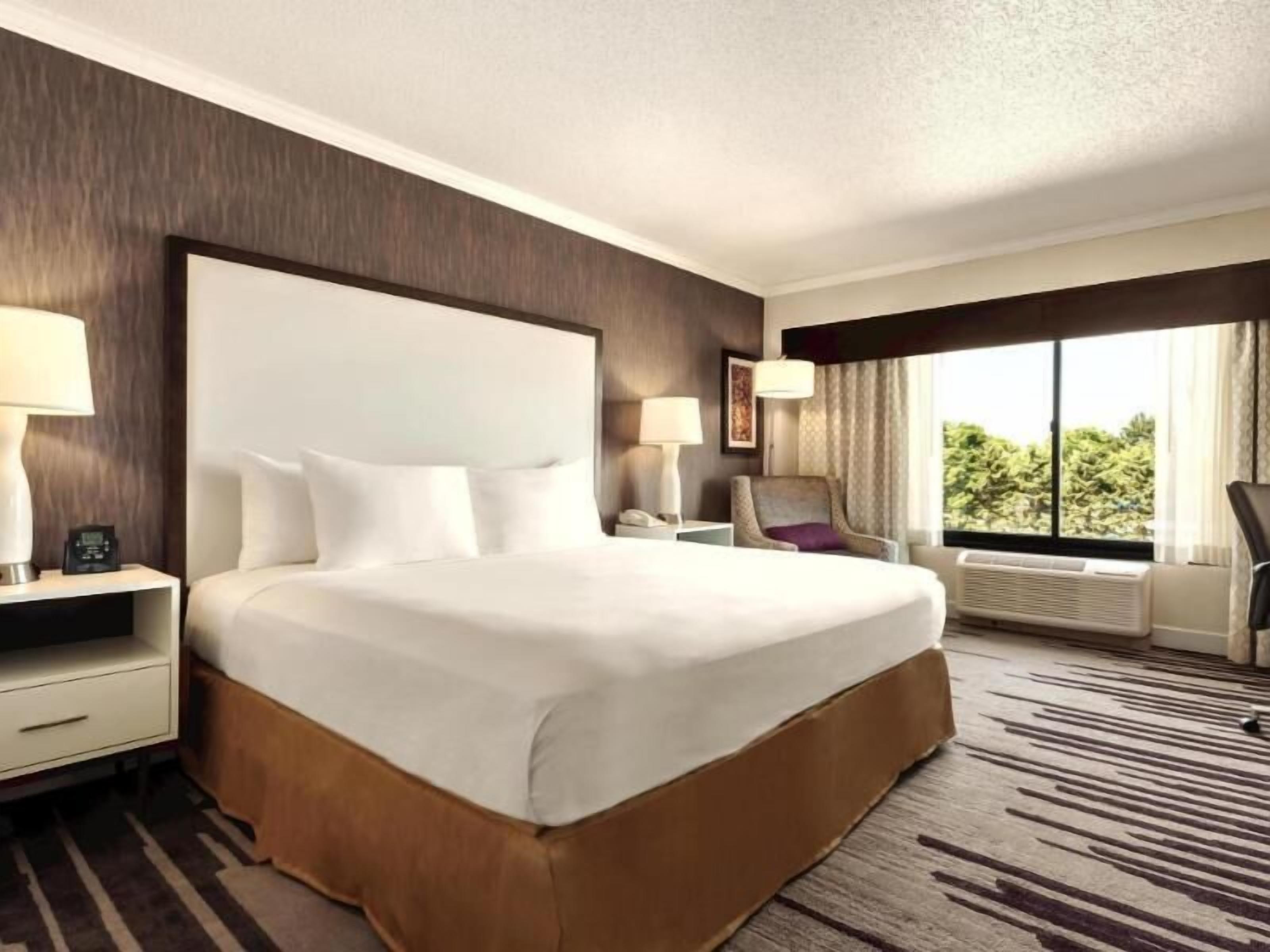 Roupas de cama premium, cofres nos quartos, escrivaninha