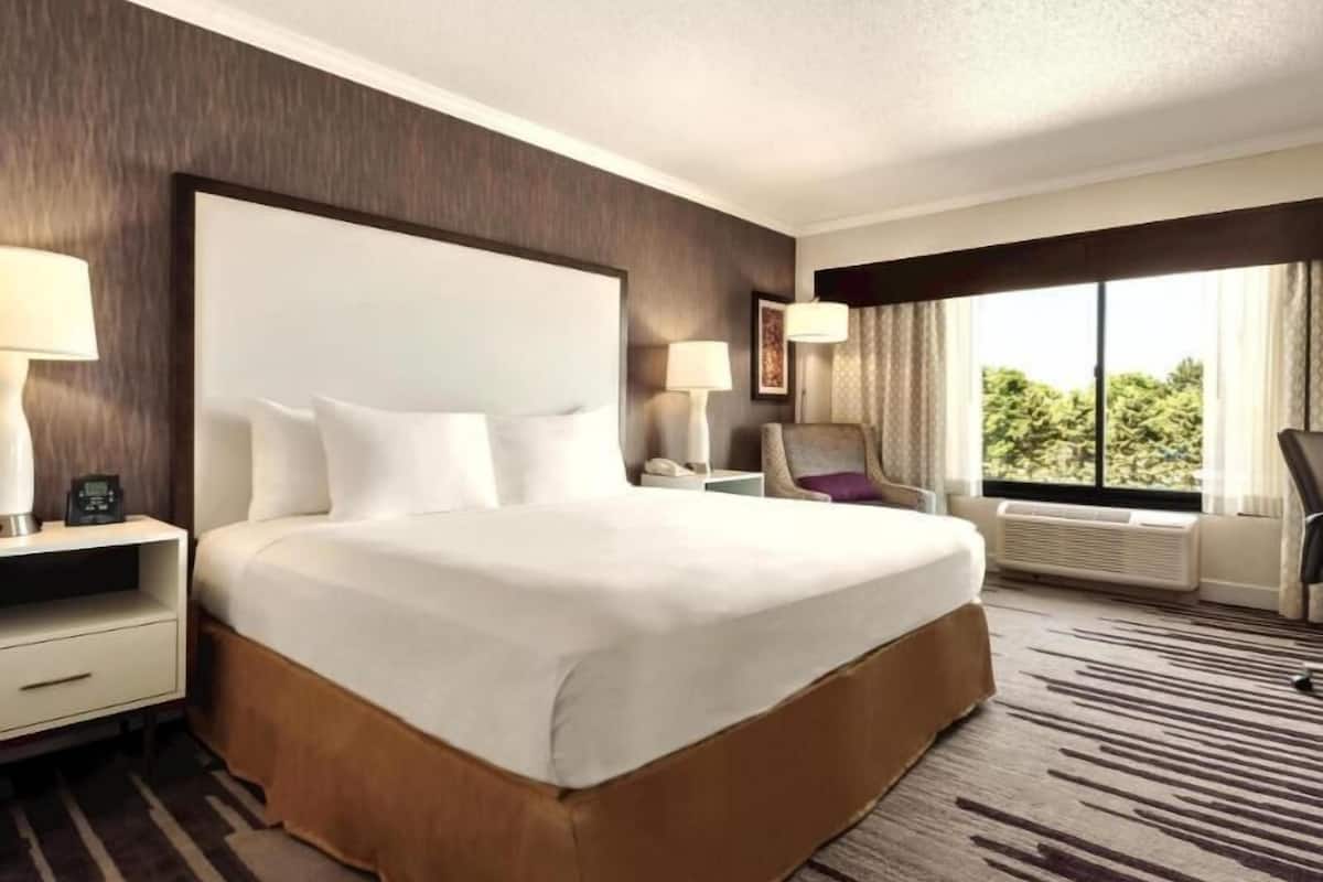 Roupas de cama premium, cofres nos quartos, escrivaninha