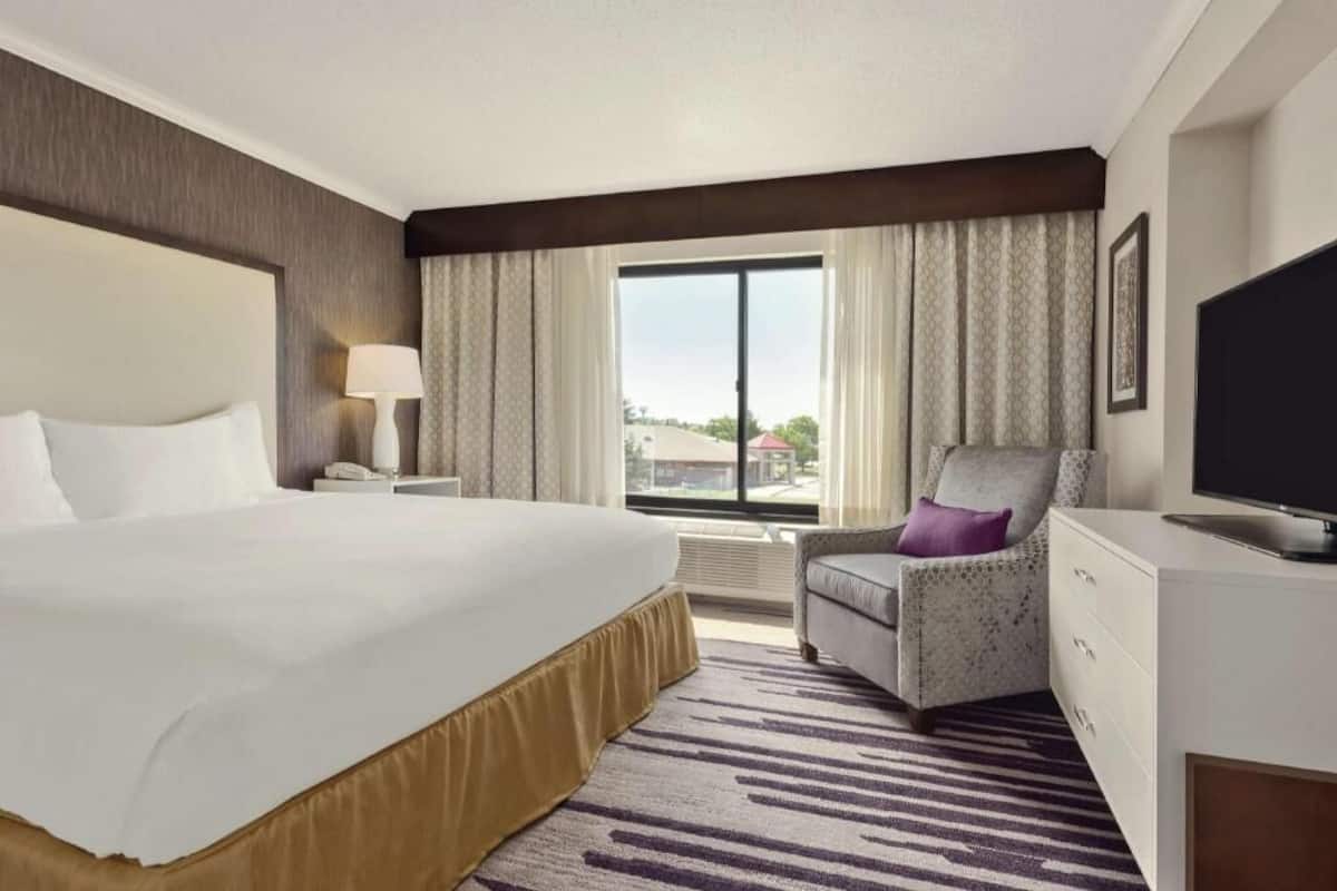 Roupas de cama premium, cofres nos quartos, escrivaninha