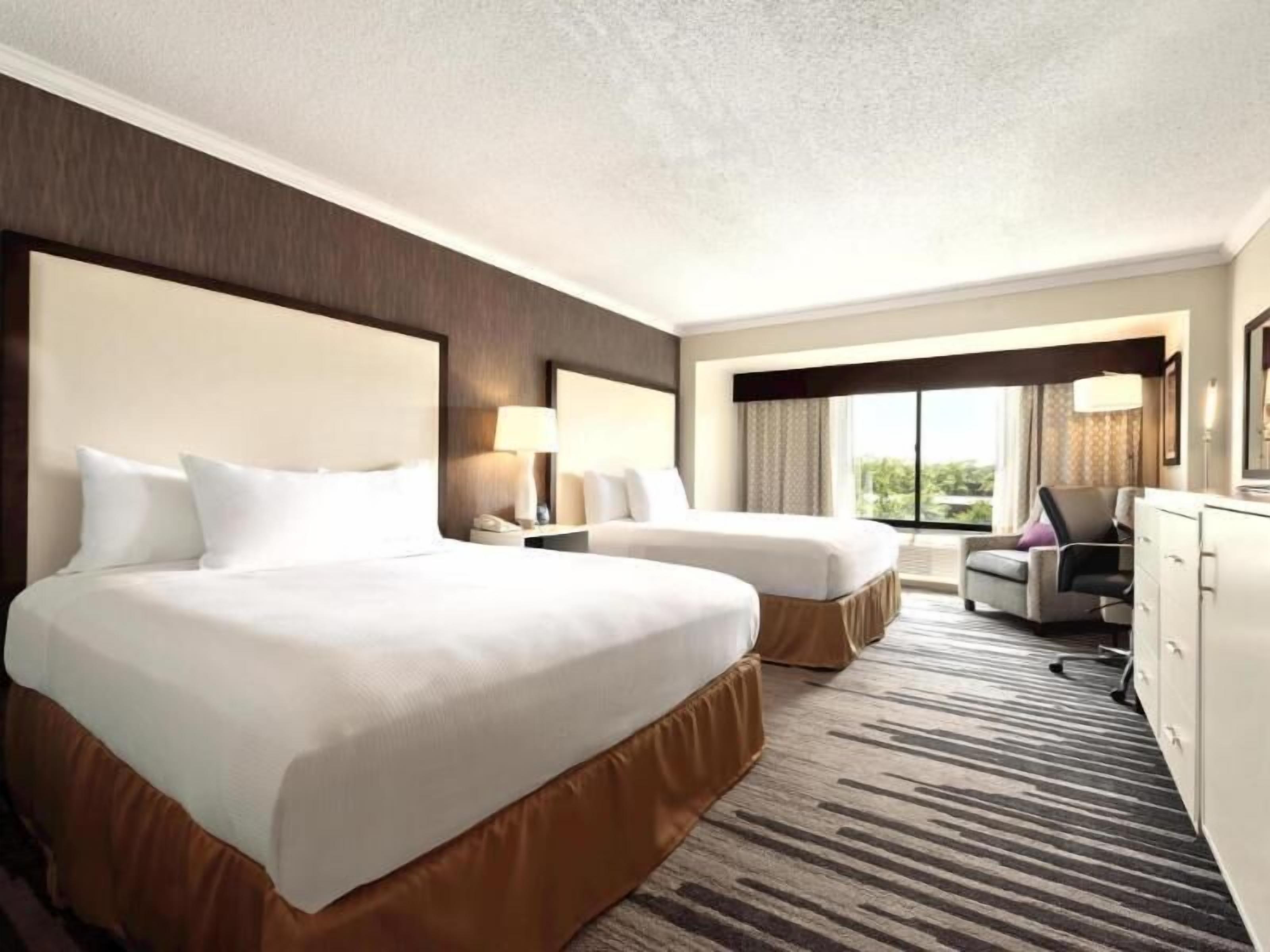 Roupas de cama premium, cofres nos quartos, escrivaninha