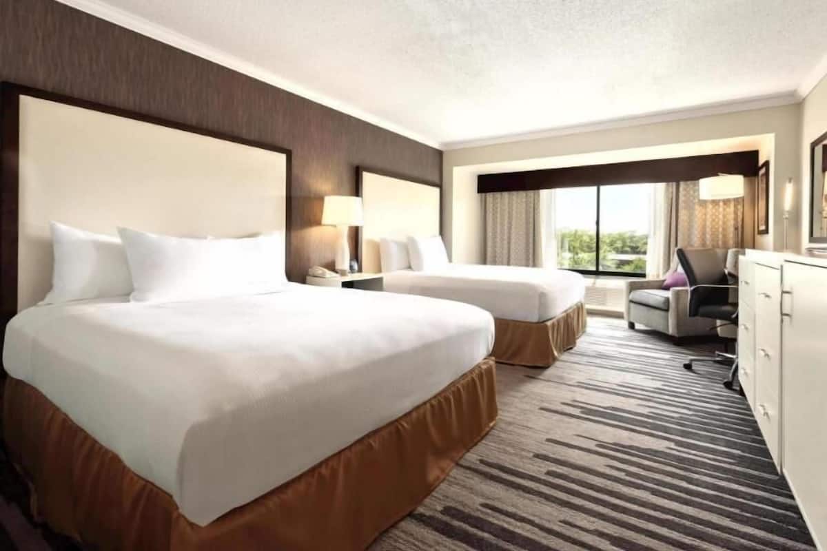 Roupas de cama premium, cofres nos quartos, escrivaninha