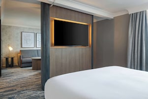 Suíte superior, 1 cama Queen | Cofres nos quartos, escrivaninha, espaço de trabalho para notebook