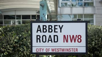 Placa de rua indicando Abbey Road NW8 na Cidade de Westminster.