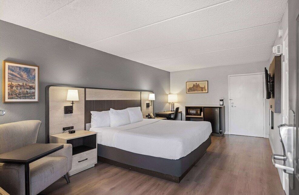 Roupas de cama premium, escrivaninha, espaço de trabalho para notebook