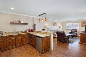 Escrivaninha, cortinas blackout, ferros/tábuas de passar roupa