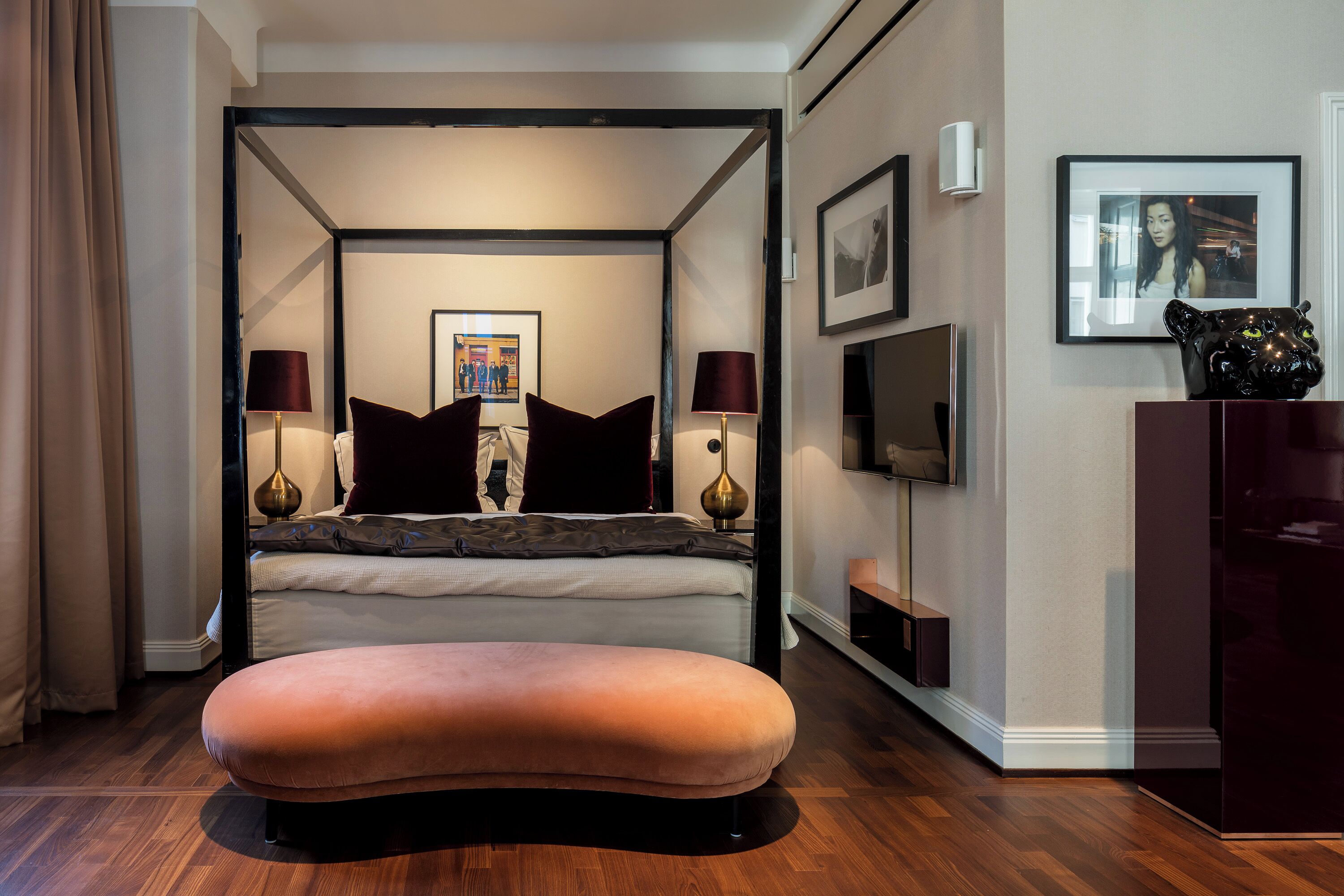 Large Street Room | Roupas de cama premium, edredons de pluma, frigobar, cofres nos quartos