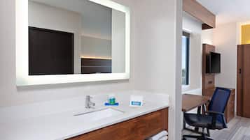 Uma combinação polibã/banheira, artigos de higiene pessoal grátis