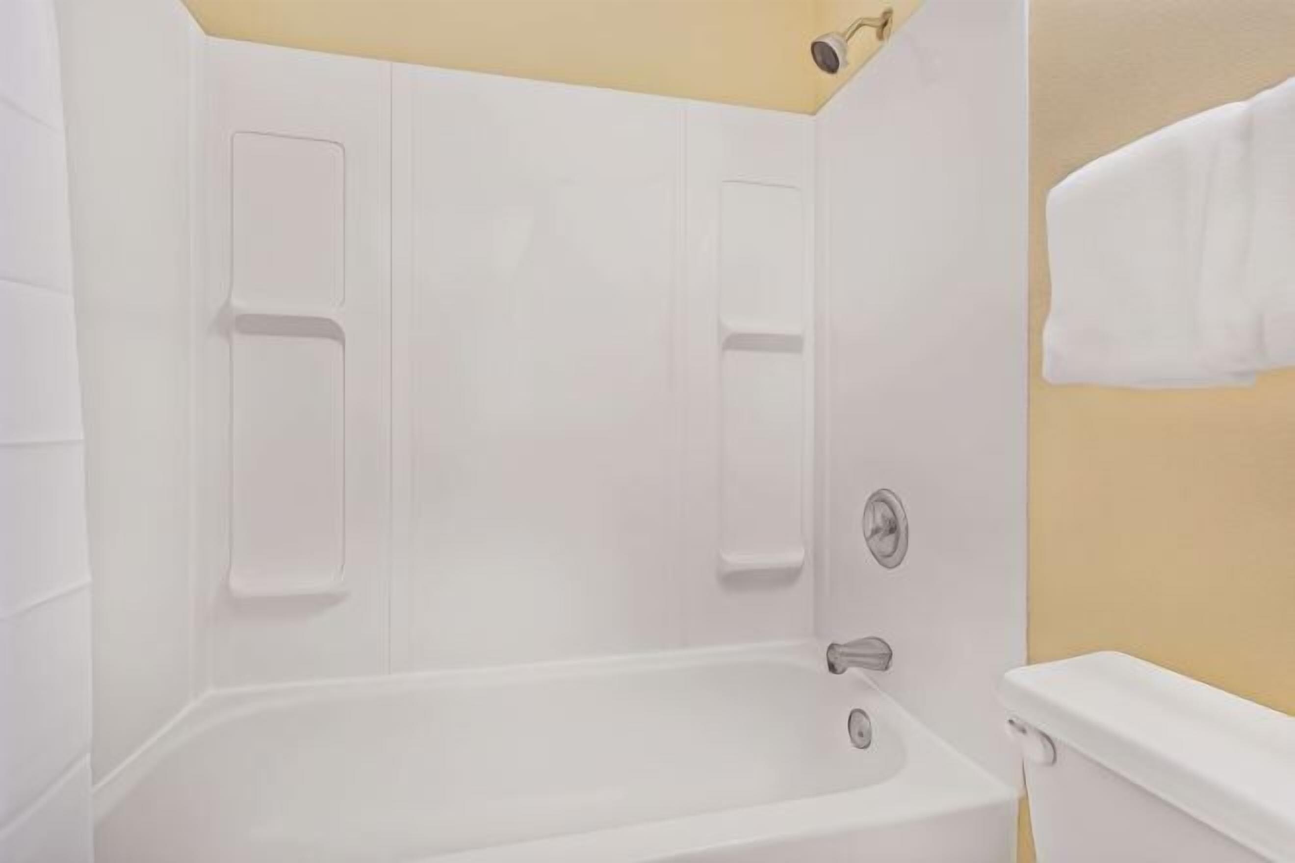 Casa de banho | Uma combinação polibã/banheira, artigos de higiene pessoal grátis 