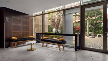 Área de estar no saguão