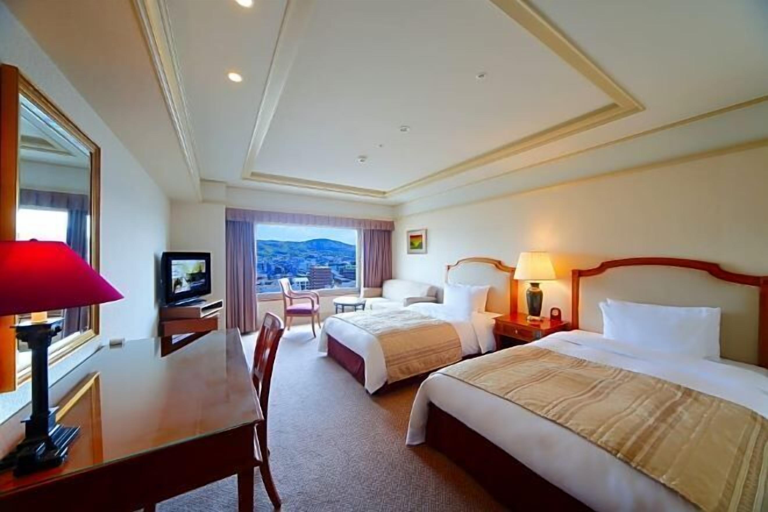 Edredons de pluma, cofres nos quartos, escrivaninha, cortinas blackout