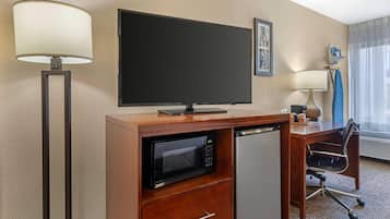 Quarto Standard, 1 cama king-size e sofá-cama, não fumadores | Secretária, cortinas/cortinados opacos, ferro/tábua de engomar