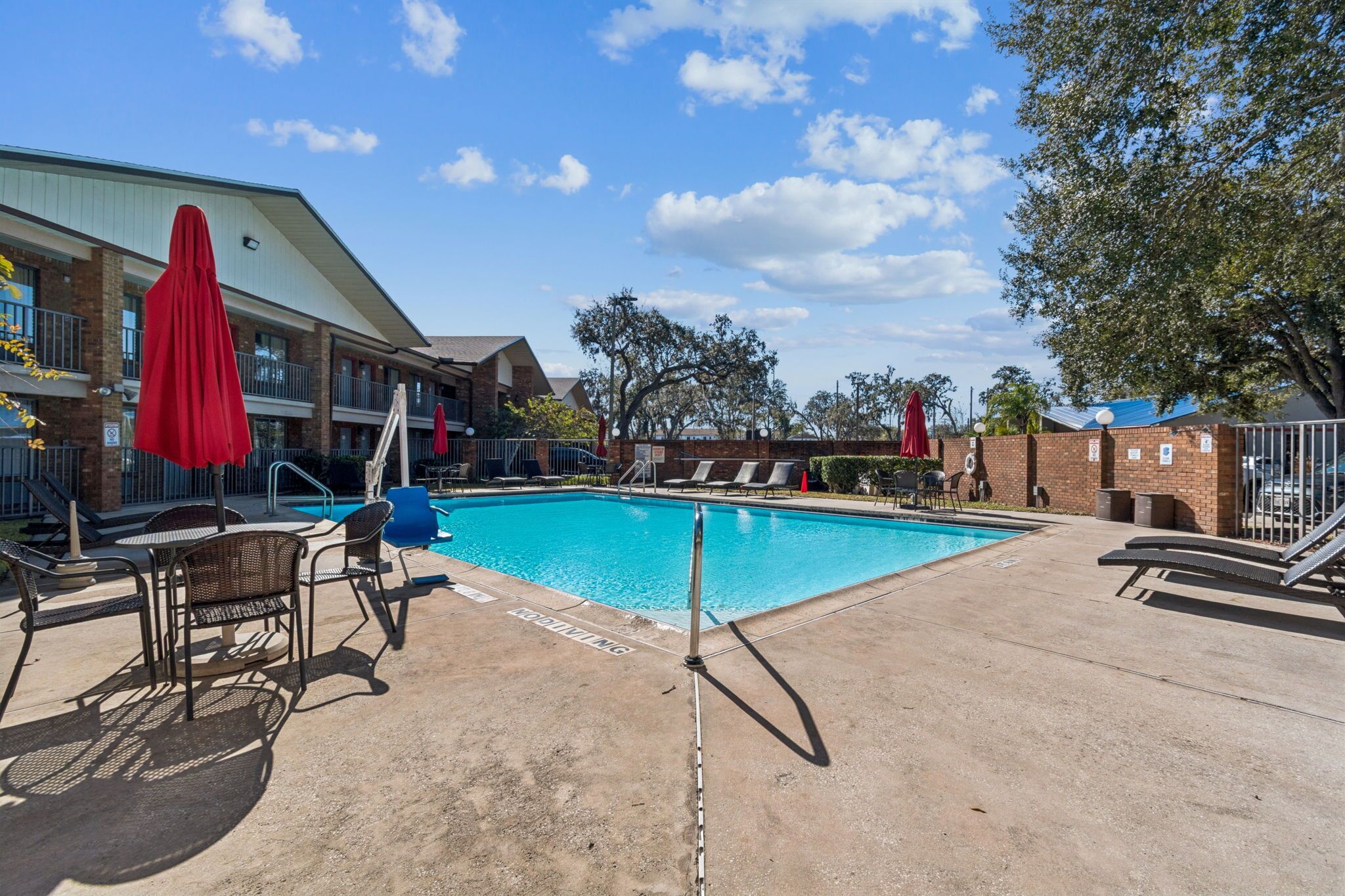 Piscina externa, funciona das 9h às 21h, guarda-sóis, espreguiçadeiras