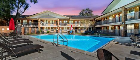 Piscina externa, funciona das 9h às 21h, guarda-sóis, espreguiçadeiras