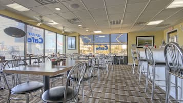 Pequenos-almoços e almoços servidos, incluindo cozinha americana