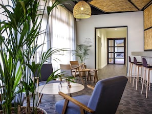 Pequenos-almoços servidos, cozinha francesa, com vista para a piscina