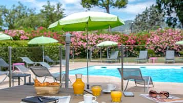 Piscina externa sazonal, funciona das 9h às 20h, guarda-sóis