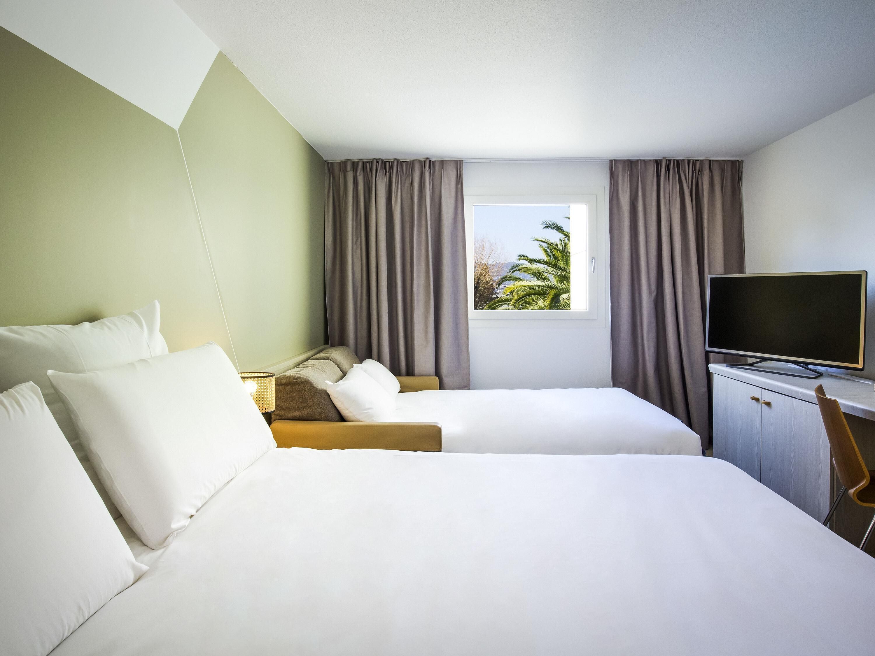 Quarto família, 1 cama de casal e sofá-cama | Frigobar, escrivaninha, cortinas blackout, quartos à prova de som