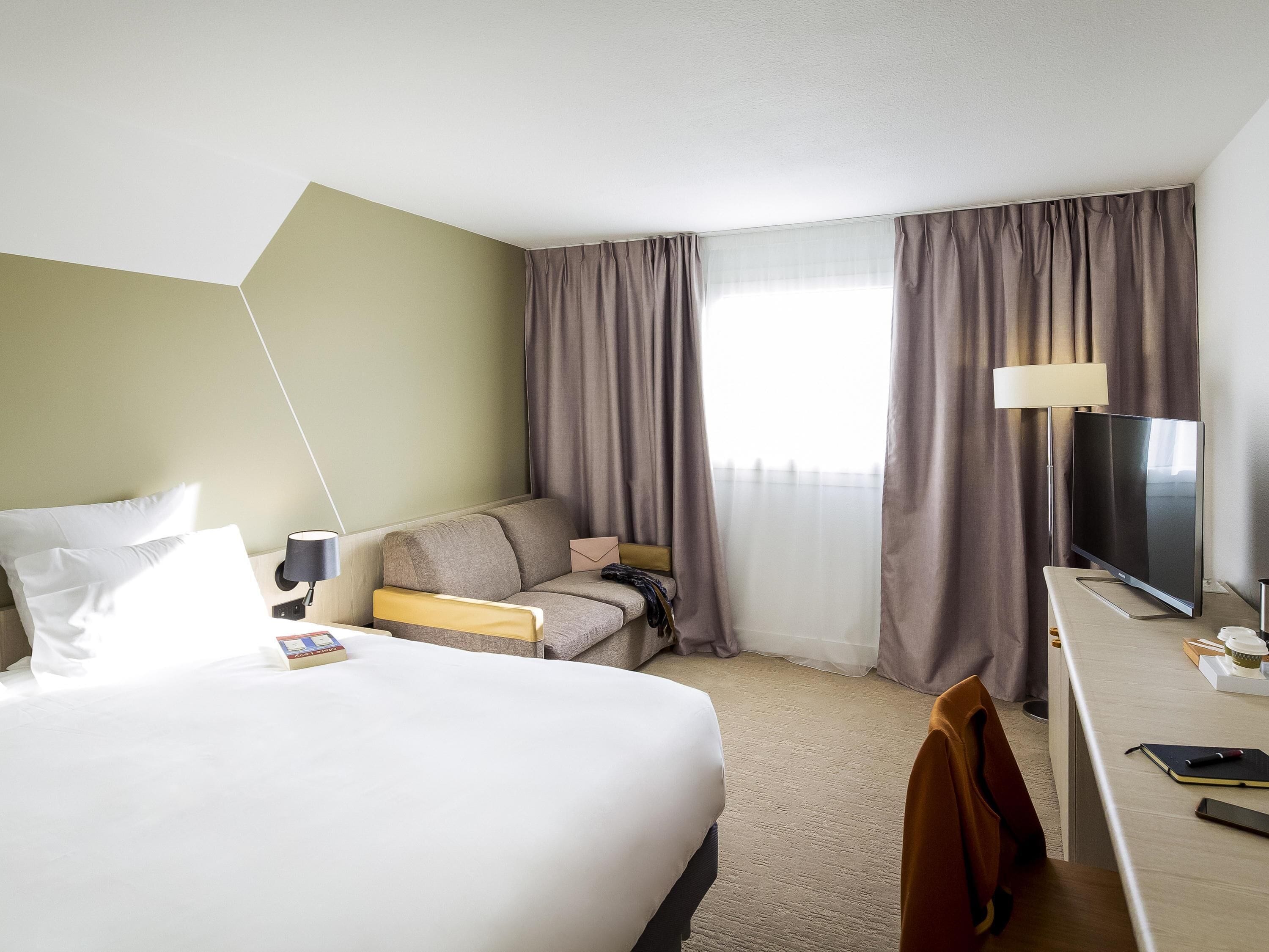 Quarto família, 1 cama de casal e sofá-cama | Frigobar, escrivaninha, cortinas blackout, quartos à prova de som