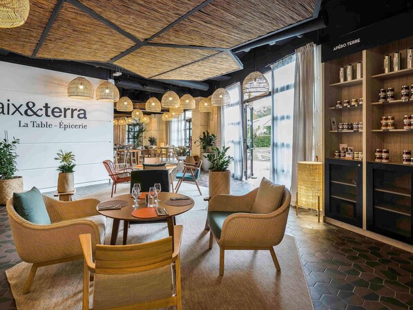 Serviço de café da manhã, culinária francesa, vistas para a piscina 