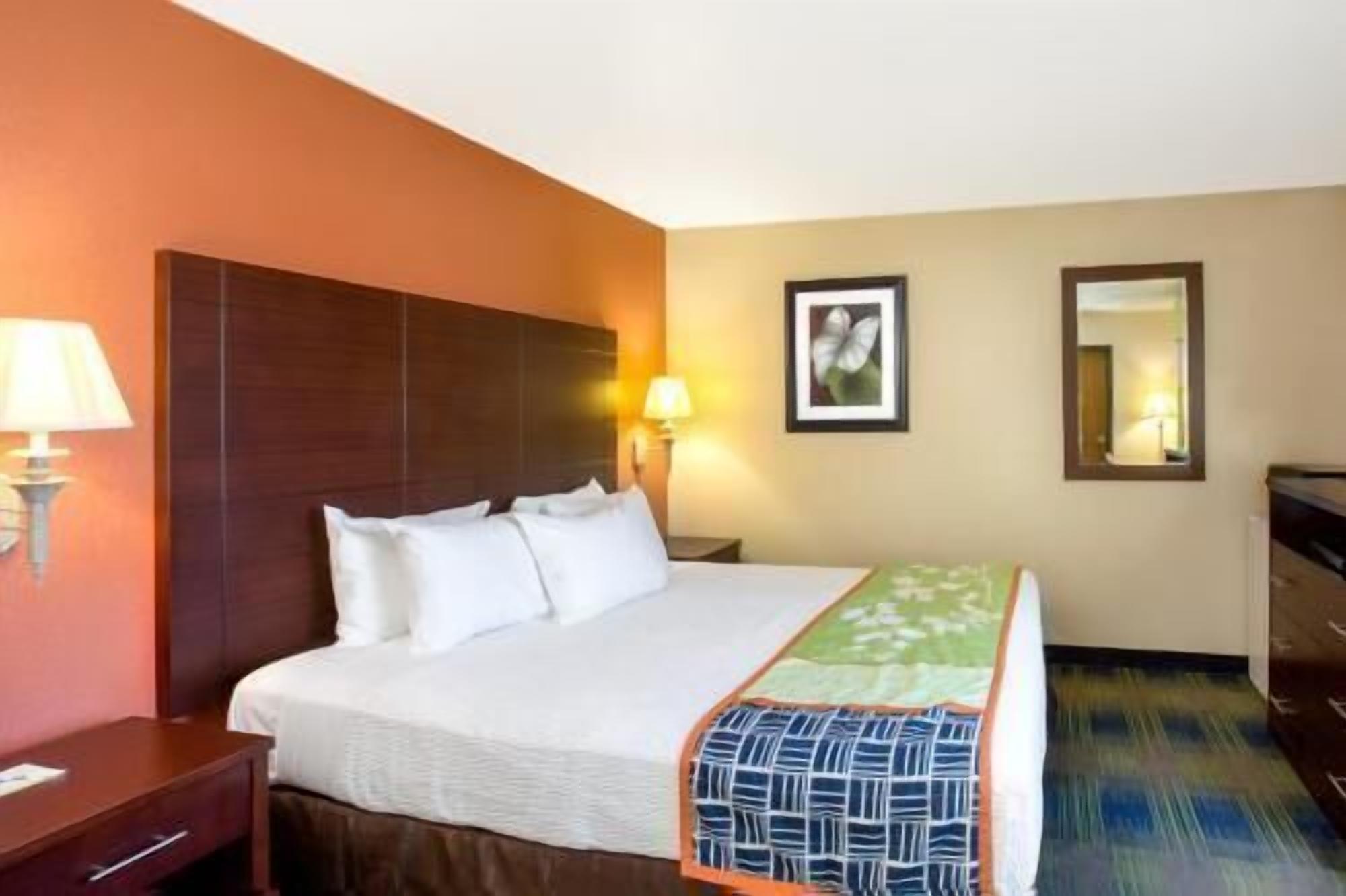 Roupas de cama premium, escrivaninha, cortinas blackout