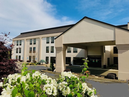 Top Hotels in Presque Isle State Park, PA from $68 - Expedia