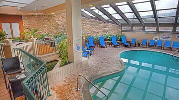 Piscina interna, piscina externa sazonal, guarda-sóis