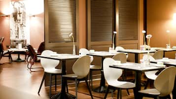 Café da manhã com buffet todos os dias (EUR 22 por pessoa)