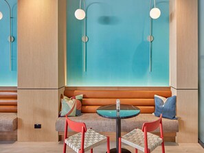 Serve café da manhã, almoço e jantar 