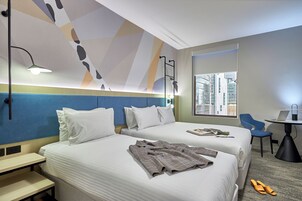 Quarto Standard, várias camas | Roupa de alta qualidade, cofre no quarto, secretária 