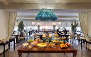 Café da manhã continental todos os dias (EUR 15 por pessoa) 