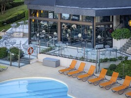 Piscina exterior, da(s) 9:00 à(s) 21:00, guarda-sóis, espreguiçadeiras