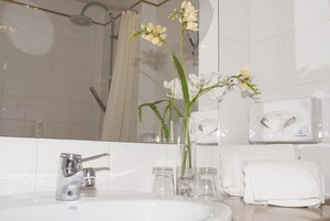 Quarto Triplo | Casa de banho | Um polibã, artigos de higiene pessoal grátis, um secador de cabelo 