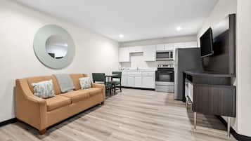 Suite, 1 cama king-size e sofá-cama, não fumadores (Efficiency) | Cozinha privada | Minifrigorífico, um micro-ondas, uma cafeteira/bule