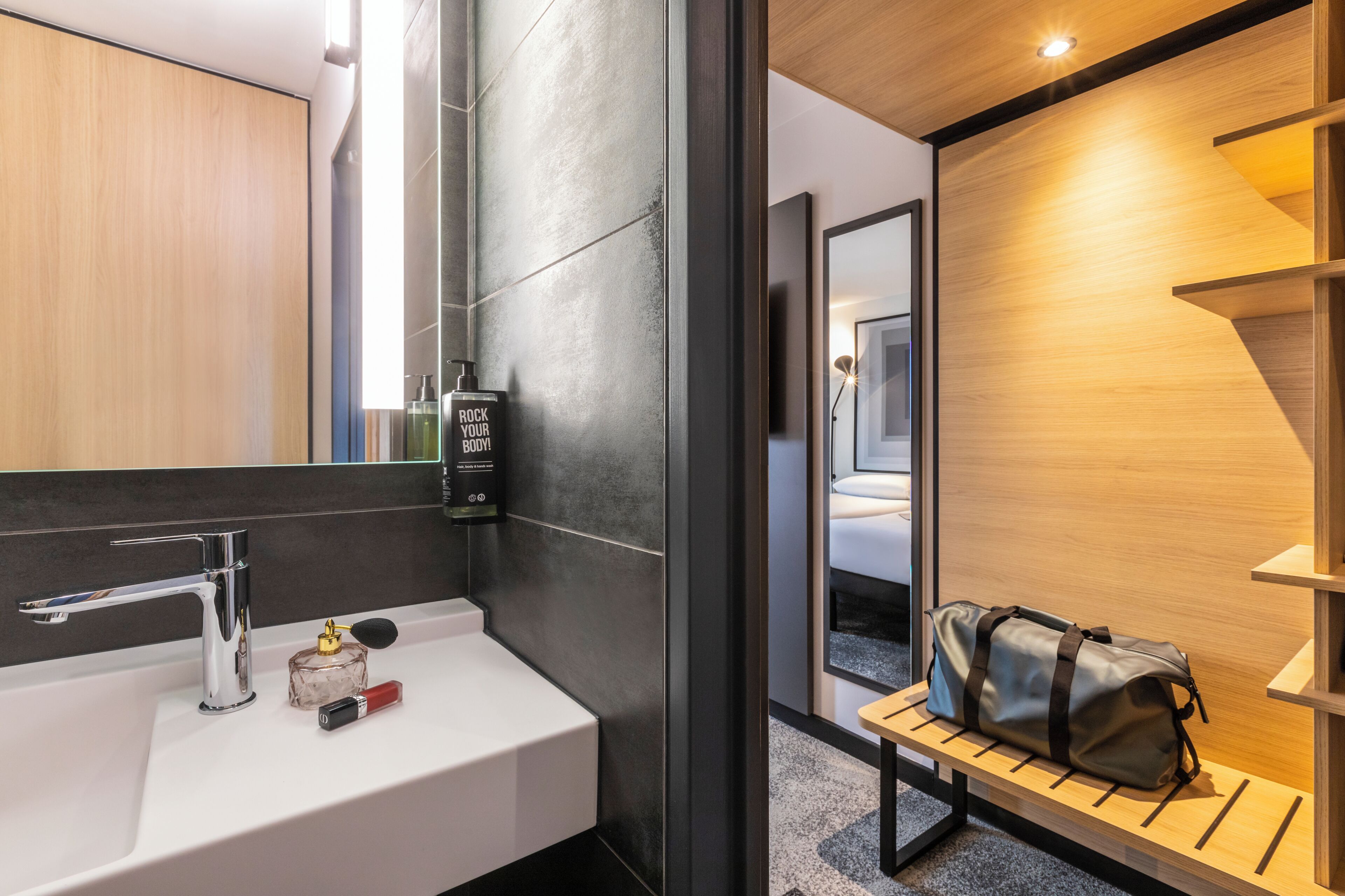 Quarto standard, 1 cama de solteiro | Escrivaninha, espaço de trabalho para notebook, cortinas blackout