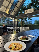 2 restaurantes: servem pequenos-almoços, almoços e jantares