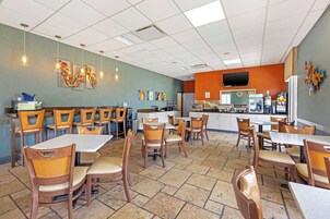 Café da manhã completo grátis todos os dias