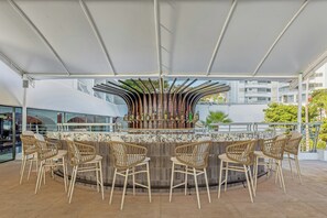 5 bares/lounges, um bar junto à piscina, um bar de praia 