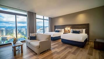 2 Queen Bed Balcony | Cofre no quarto, secretária