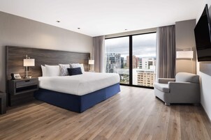 1 King Bed, One Bedroom | Cofre no quarto, secretária 
