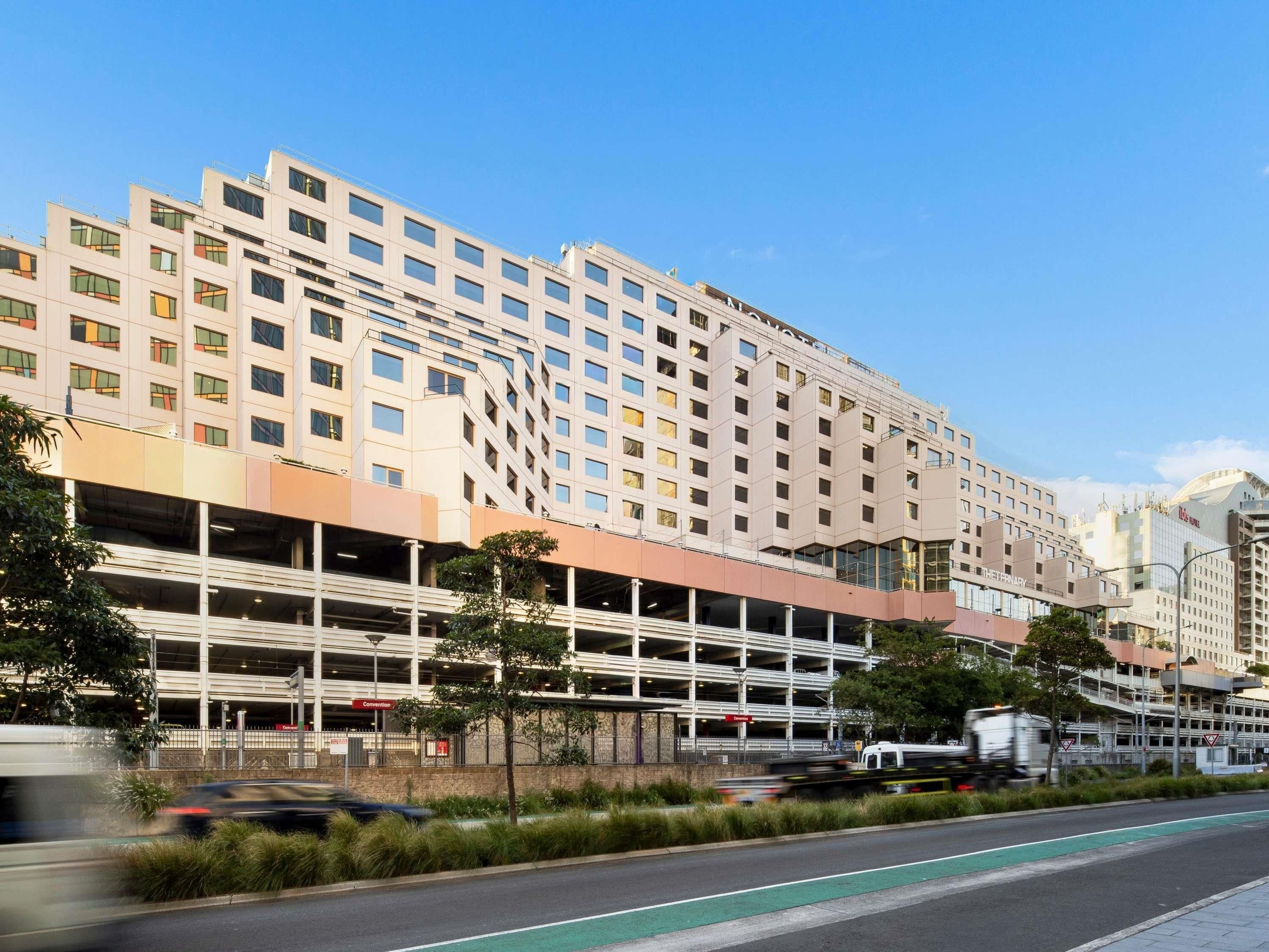 Um hotel com vários andares, estacionamento, centro de convenções e clínica veterinária.