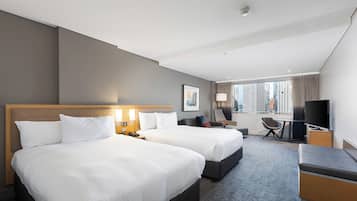 Quarto Executivo, 2 camas de casal (Darling Harbour Facing) | 1 quarto, cofre no quarto, secretária, cortinas/cortinados opacos