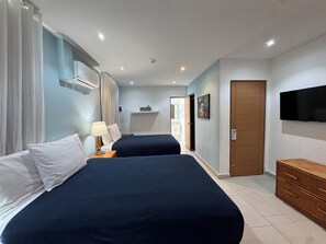 Quarto Duplo Standard, 2 camas de casal | Cofre no quarto, com decoração personalizada, secretária 