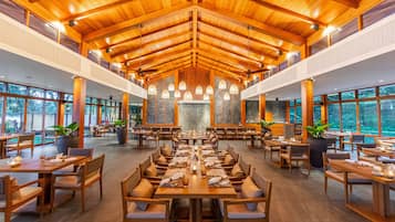 3 restaurantes, café da manhã, culinária internacional